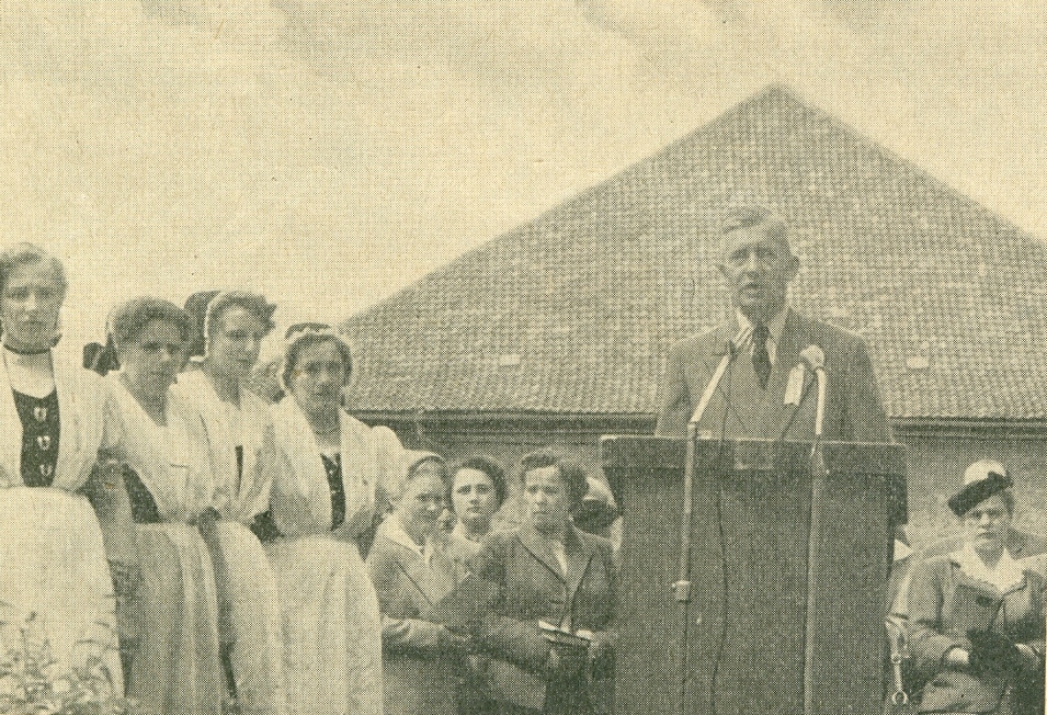 1955 – Helmut Lubig eröffnet die Kundgebung auf dem Landeshuter Platz ...